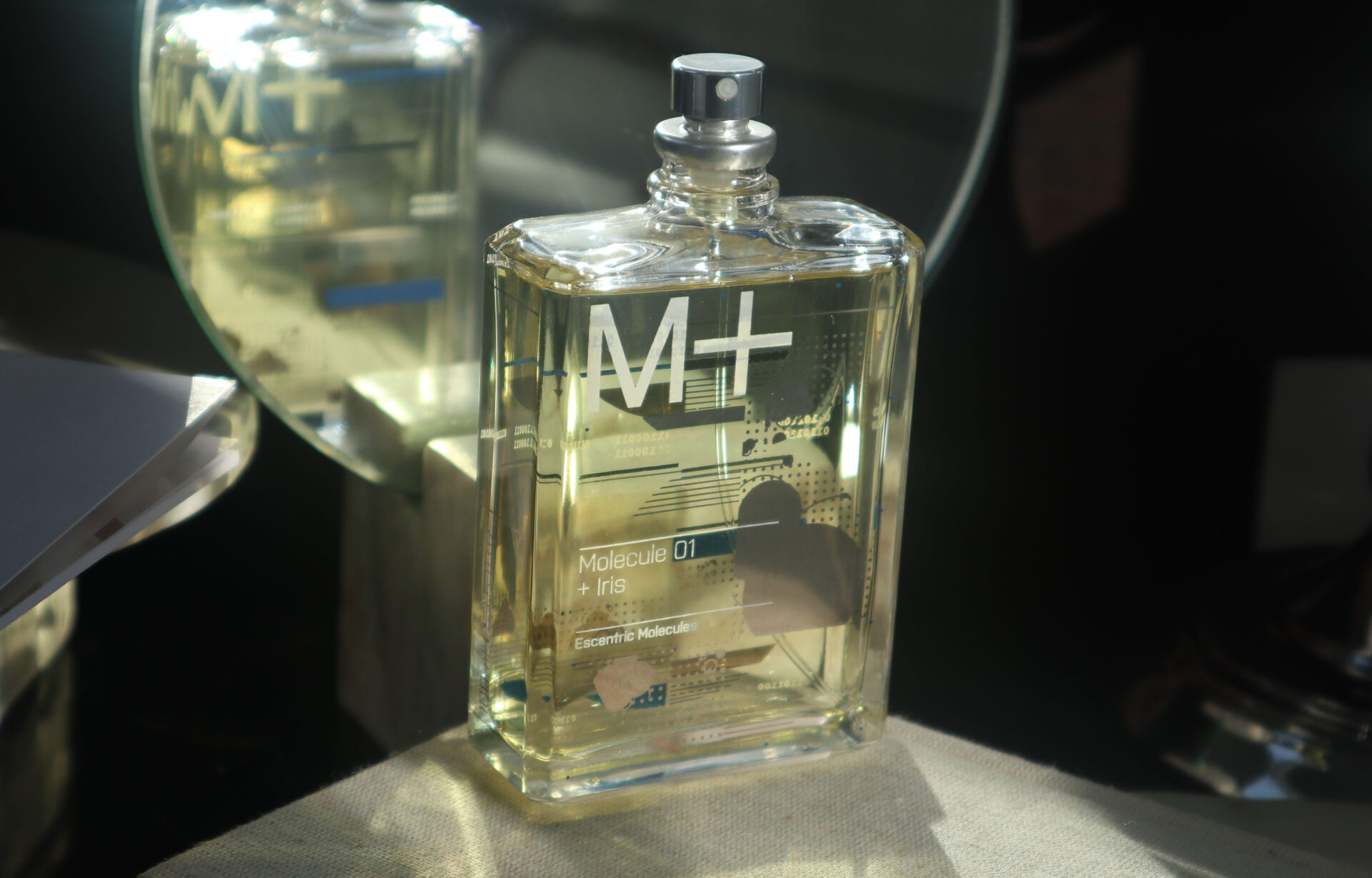 Escentric Molecules Molecule 01 + Iris Review - The Velvet Life